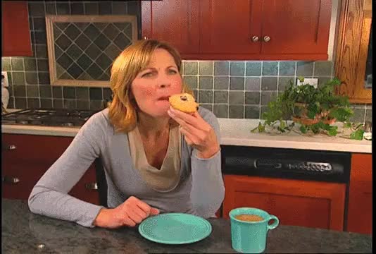 Ah, the pubic-hair-in-the-muffin prank. Classic! | Scrolller