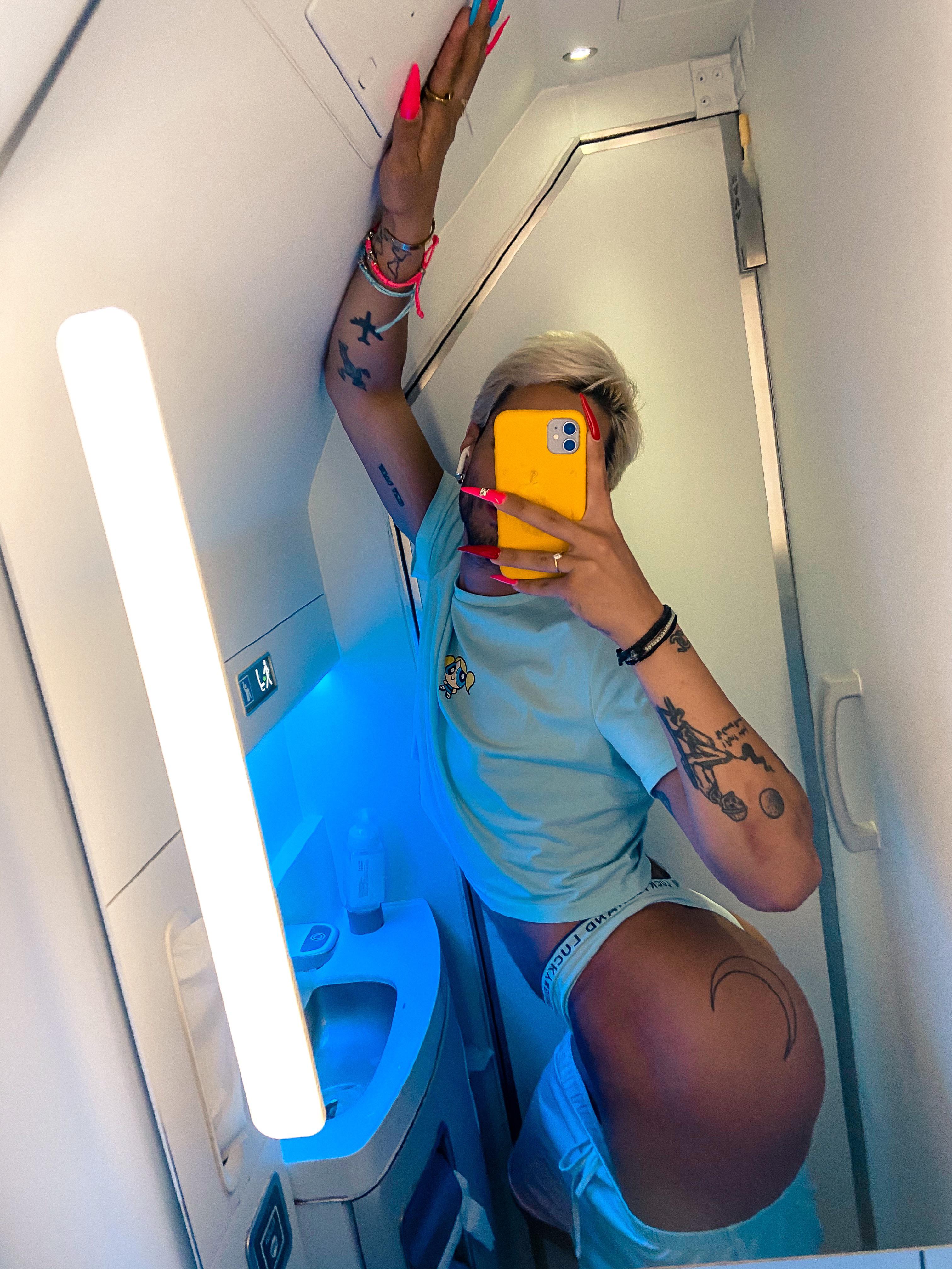 Airplane bathrooms Always fun💕 | Scrolller