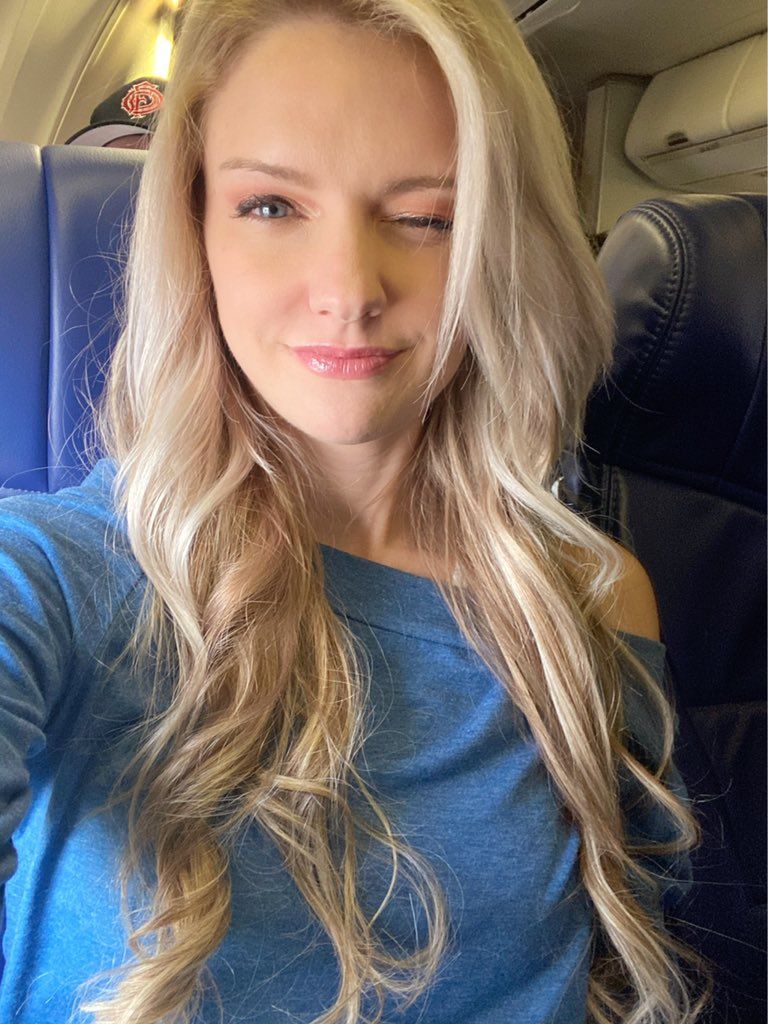 Airplane wink [29f][oc] | Scrolller