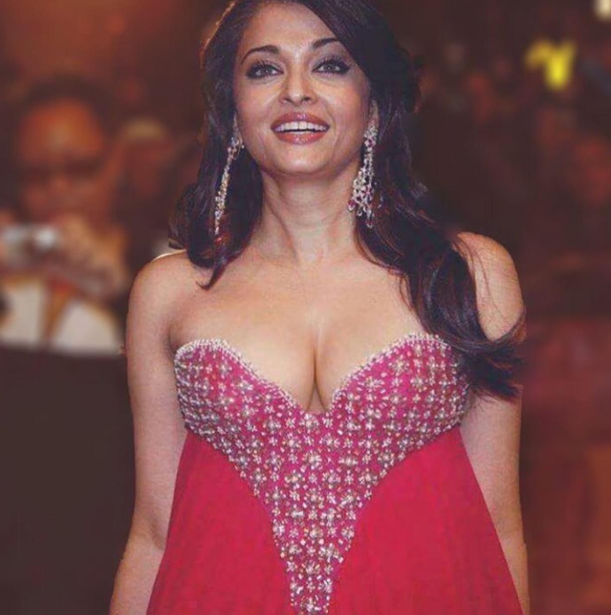 aishwarya the cleavage queen | Scrolller