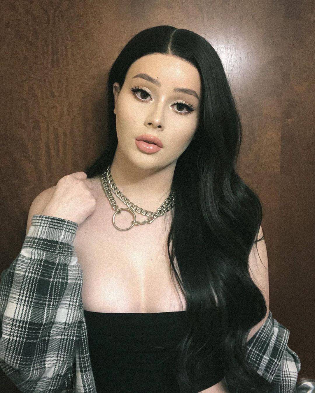 Alessandra Miller | Scrolller