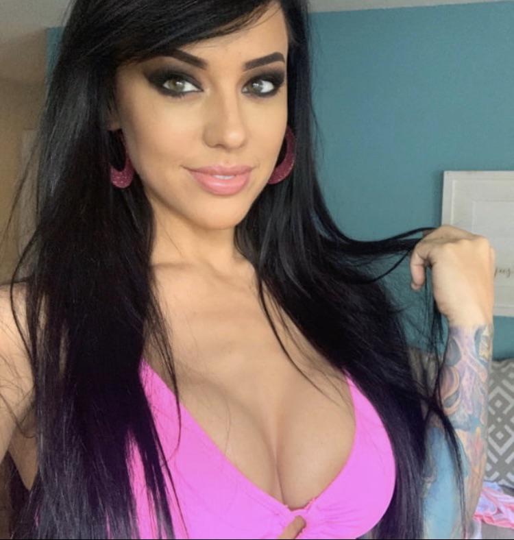 Alex 🤤 | Scrolller