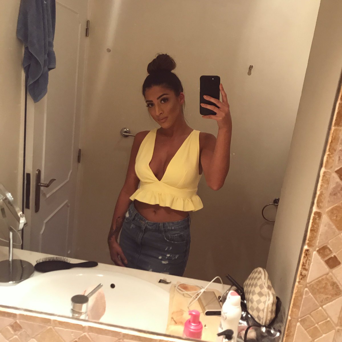 Alexa Campbell mirror selfie | Scrolller