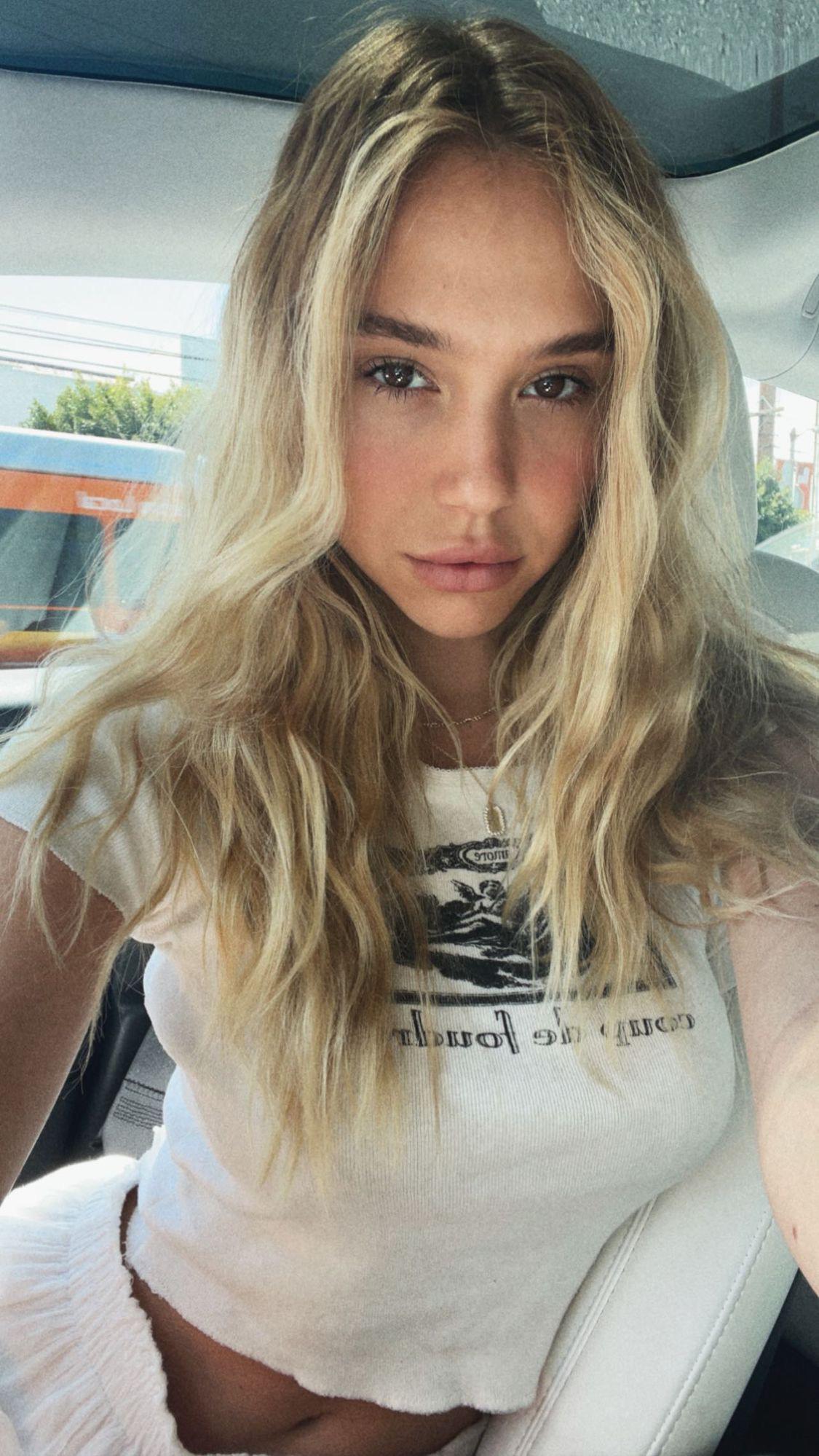Alexis Ren | Scrolller