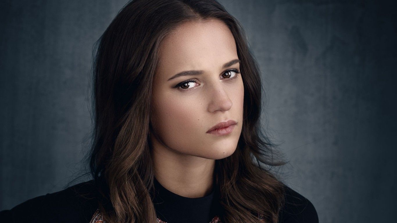 Alicia Vikander Scrolller