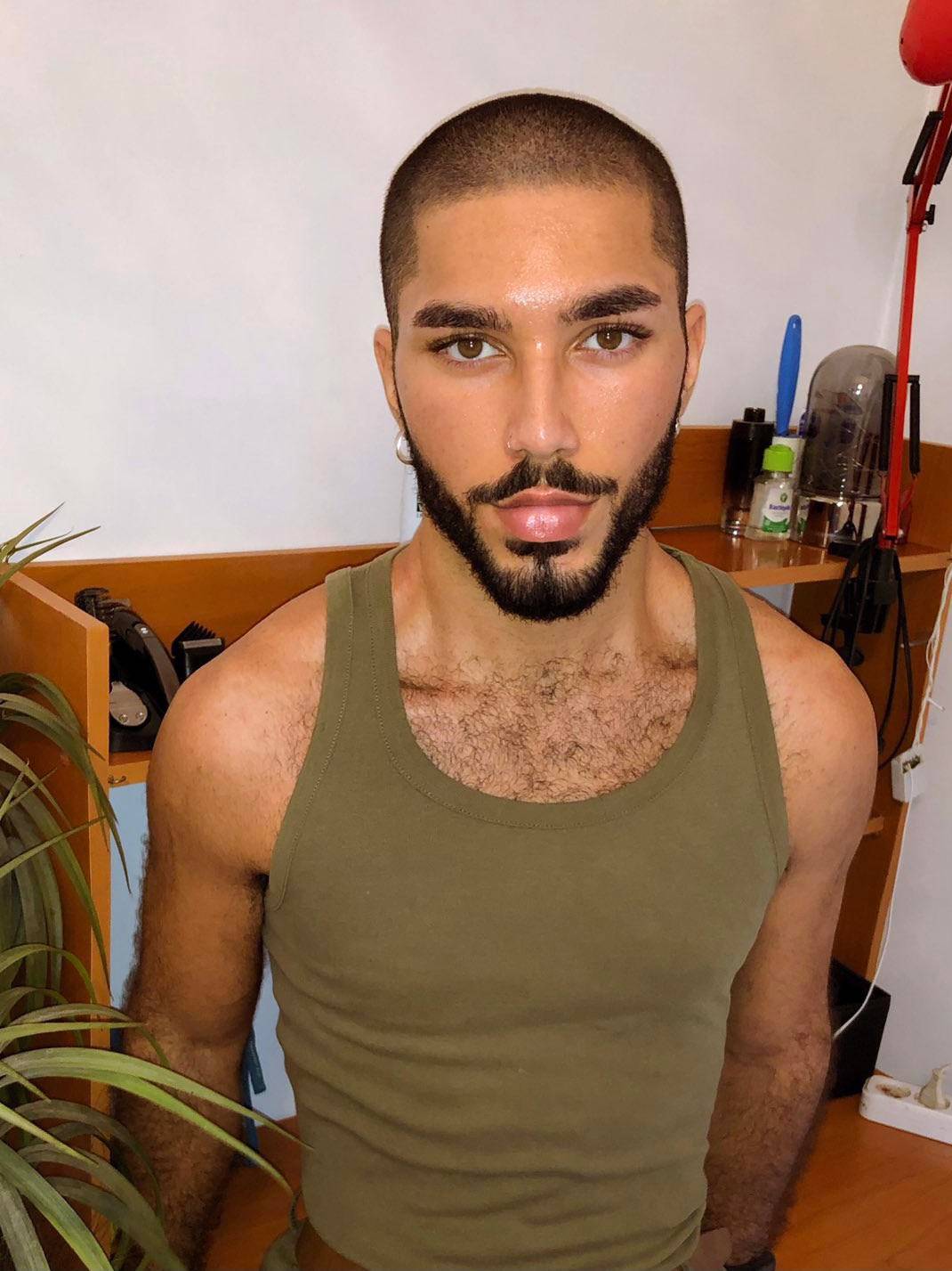 All Facetune sliders set to max... What are these proportions? | Scrolller