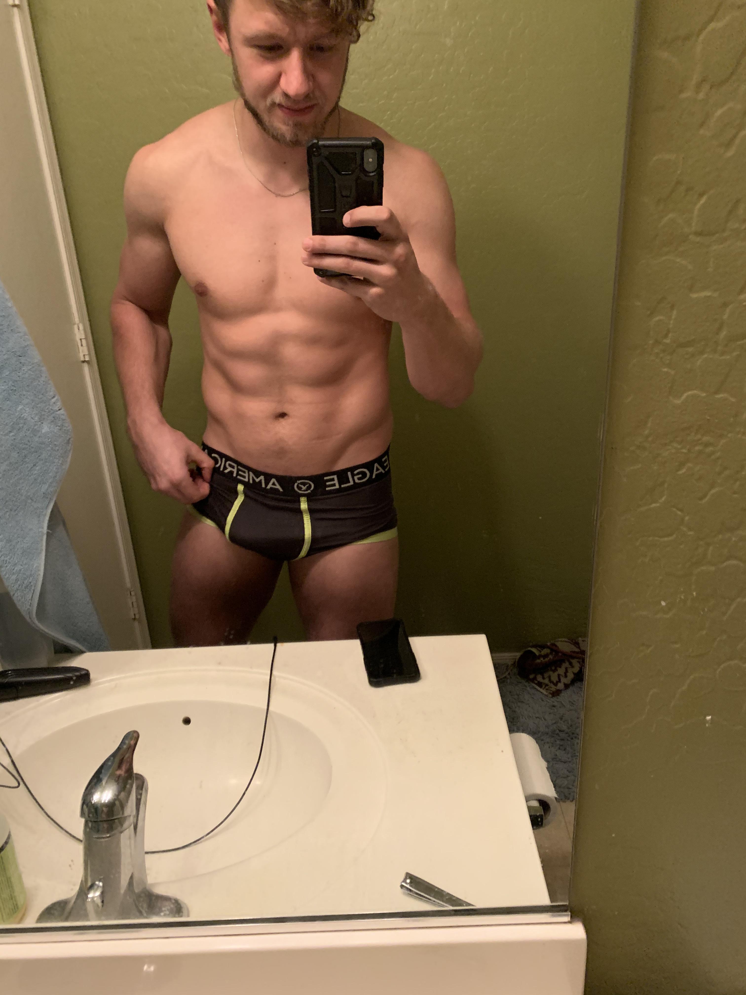 All these muscles and no one to rub them | Scrolller