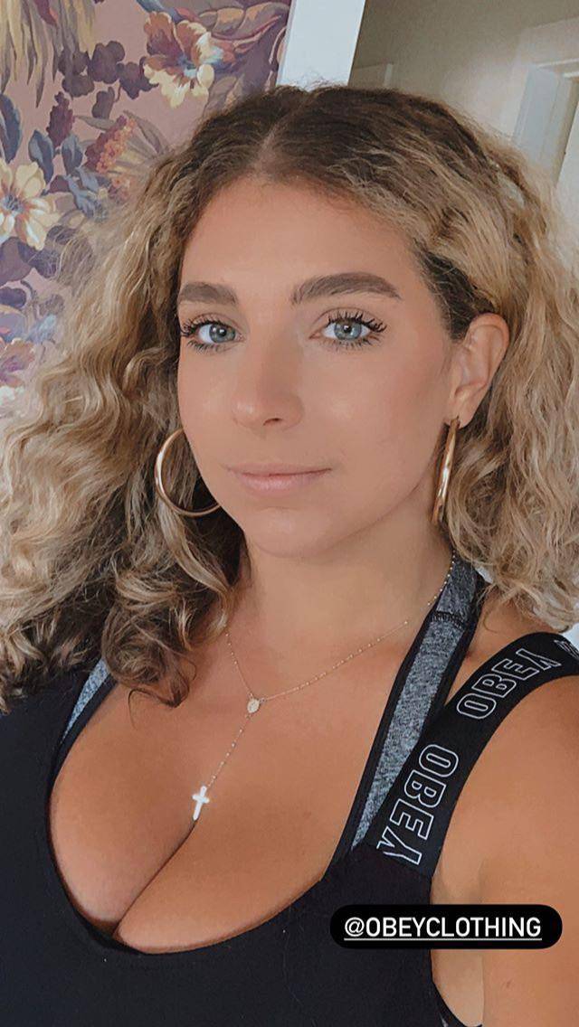 Always smiling, always showing the girls off | Scrolller