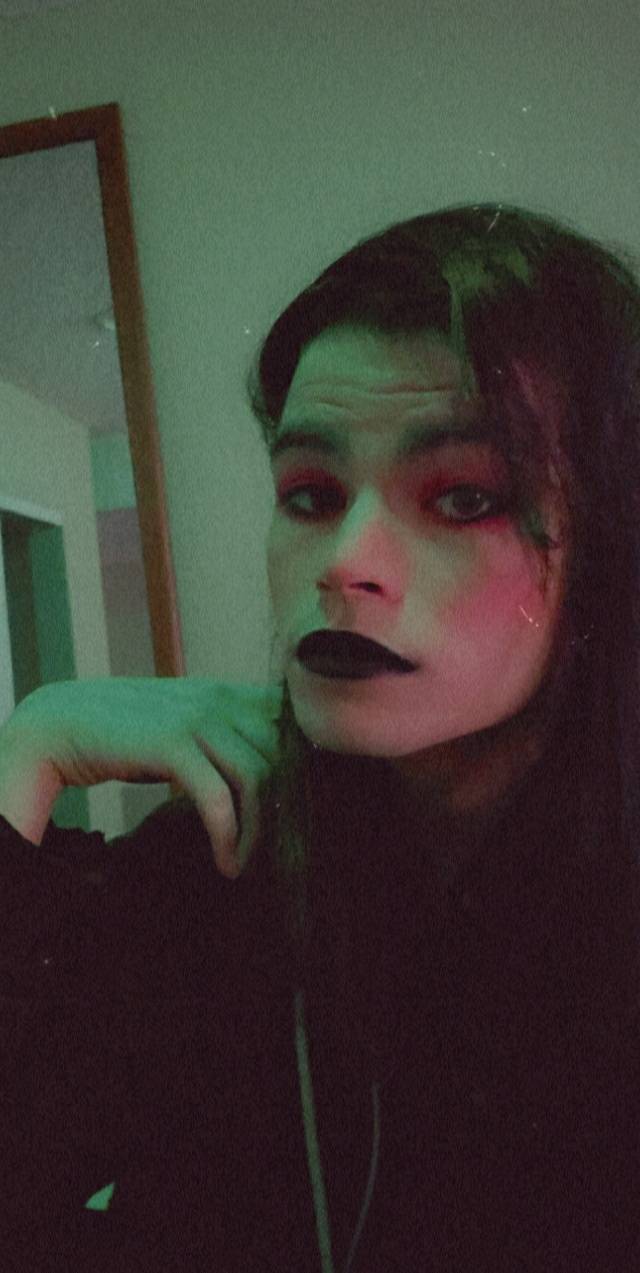 Am I pretty enough to be here?? | Scrolller