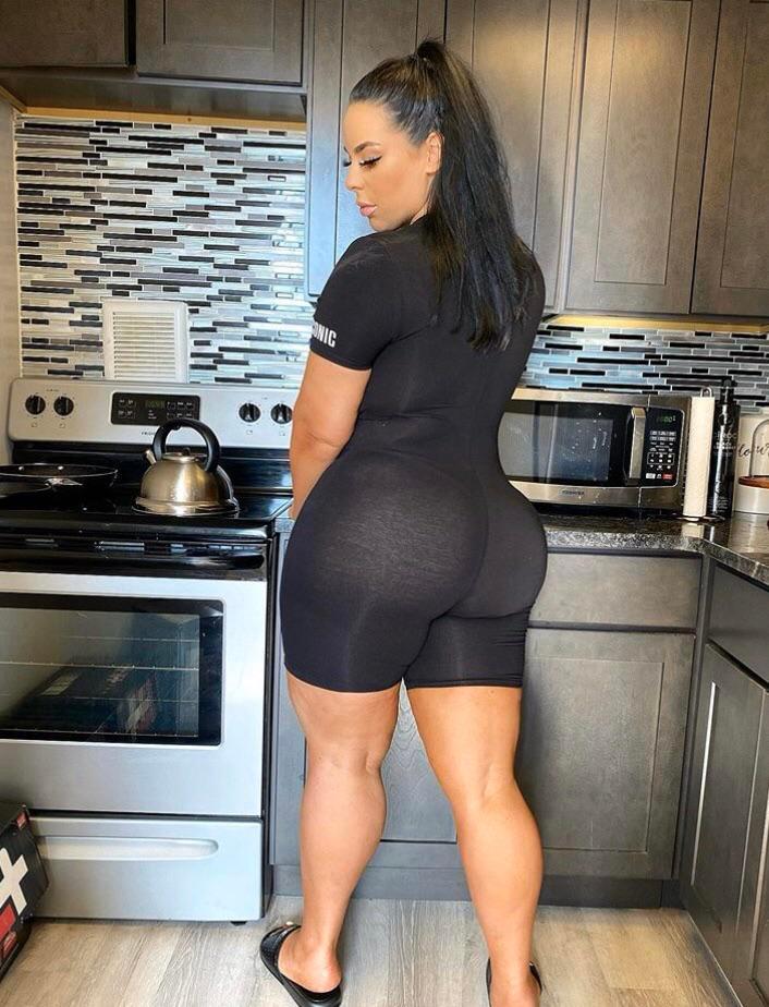 Amazing Queen | Scrolller