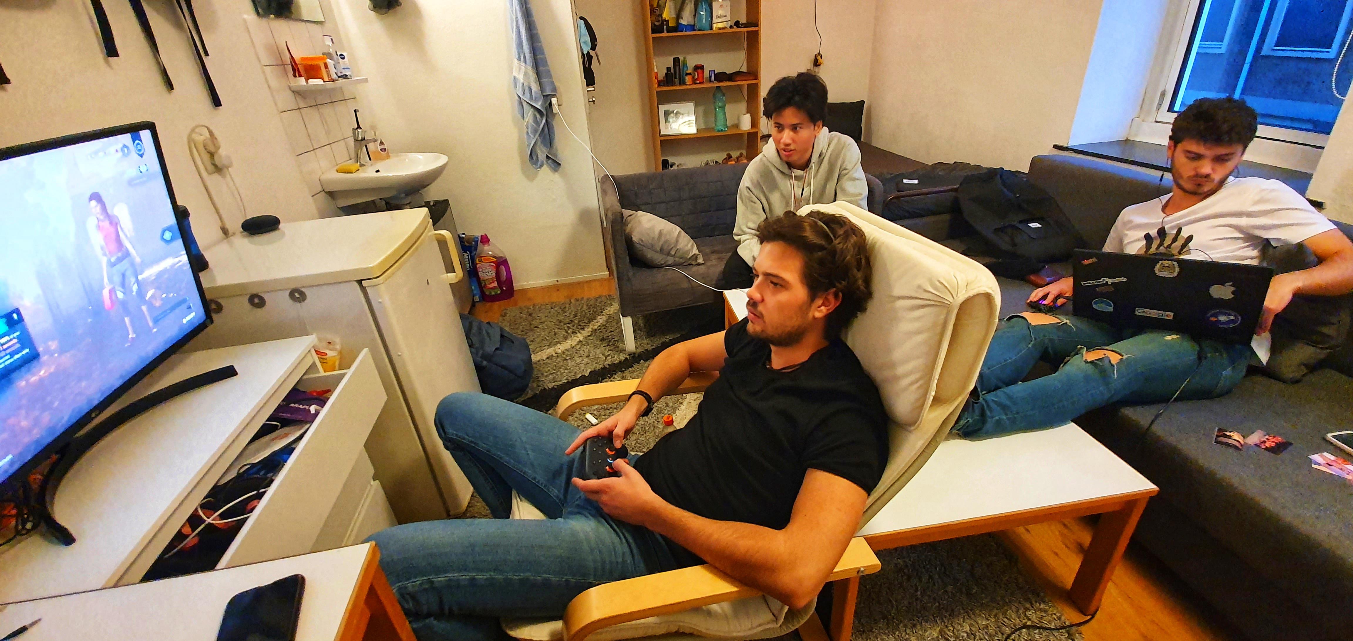 Amazing Stadia LAN party in the dorm playing DBD | Scrolller