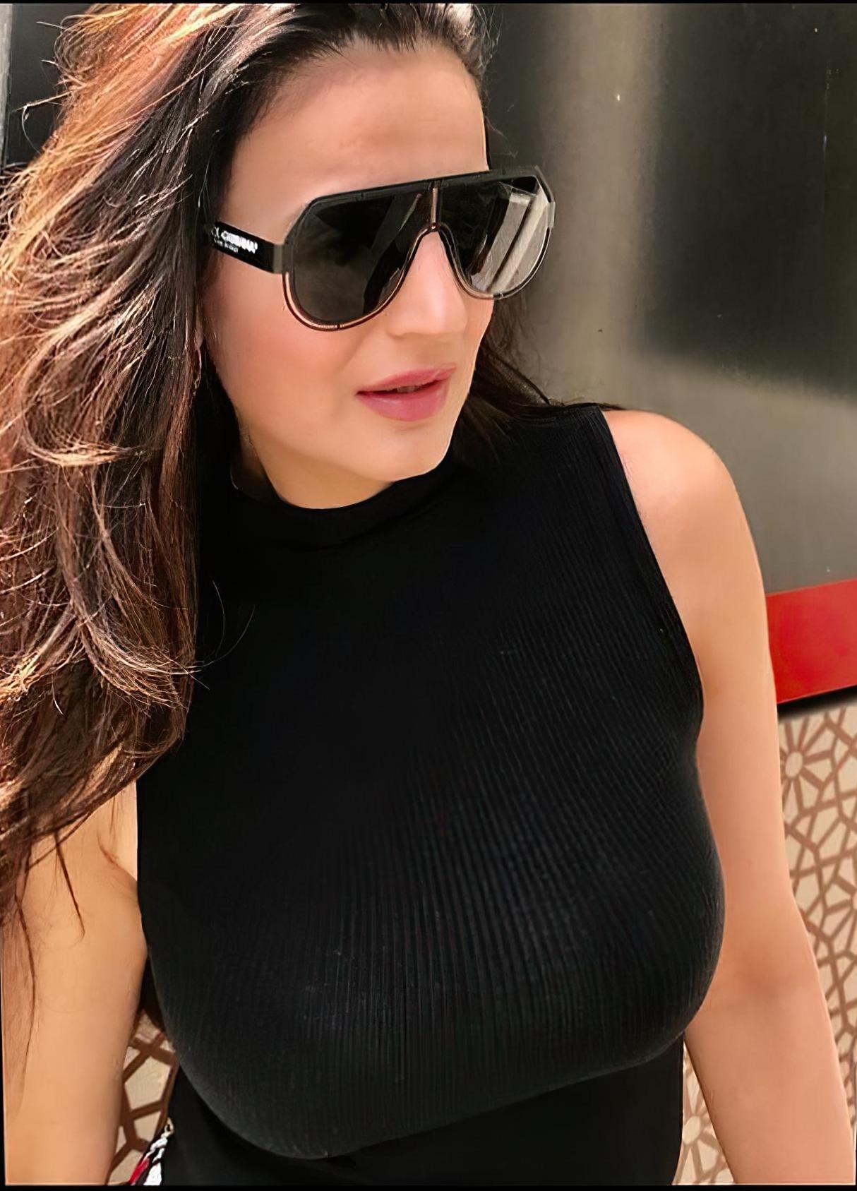 Ameesha Patel Scrolller