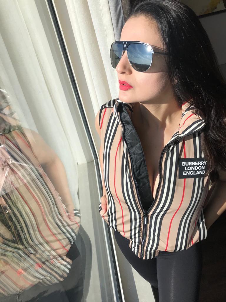 Ameesha Patel Scrolller