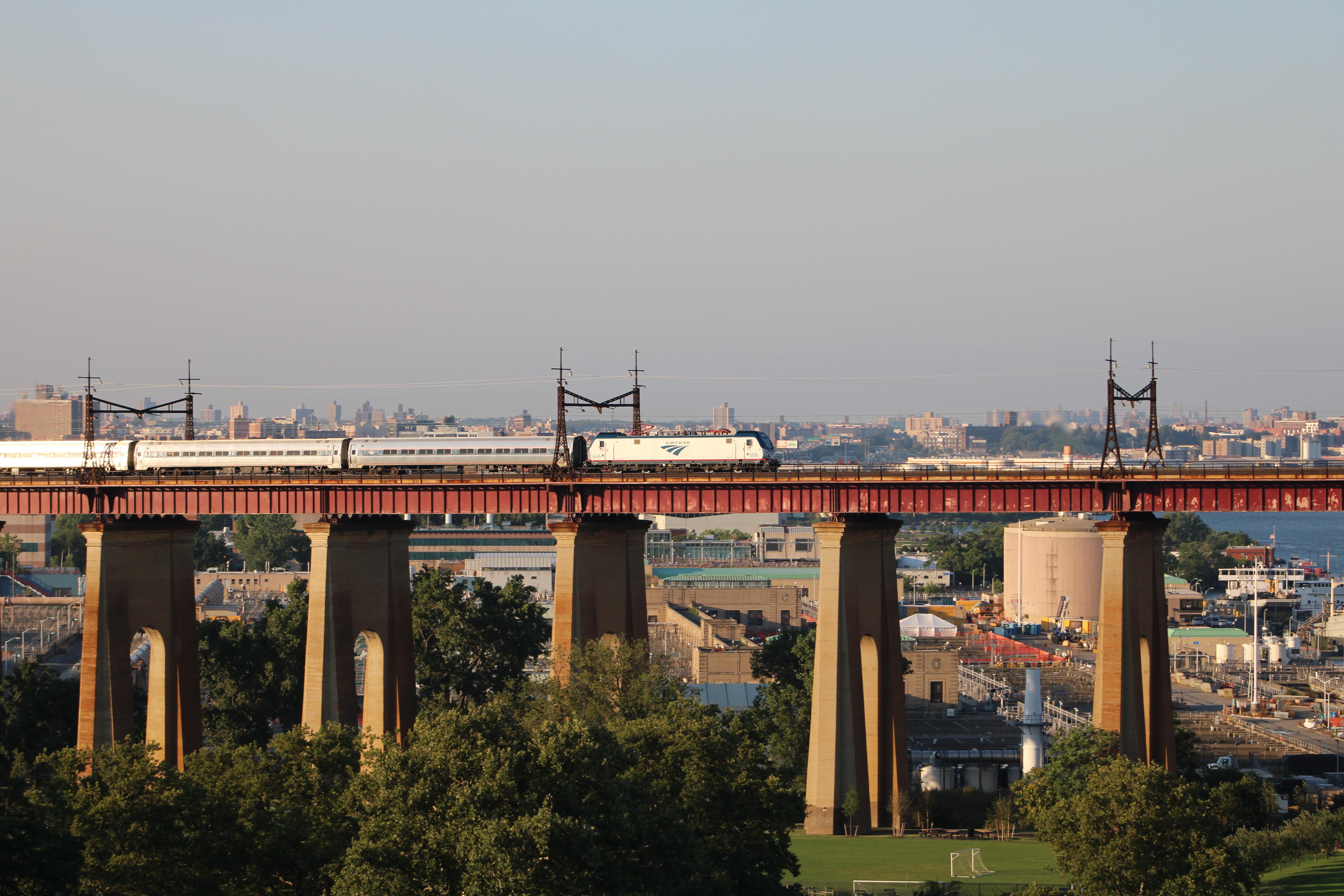 Amtrak crossing the Hell Gate Bridge yesterday evening | Scrolller