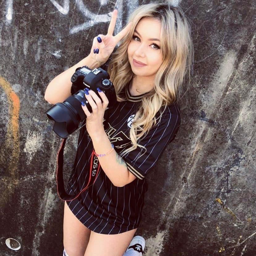 Amy behind the camera | Scrolller