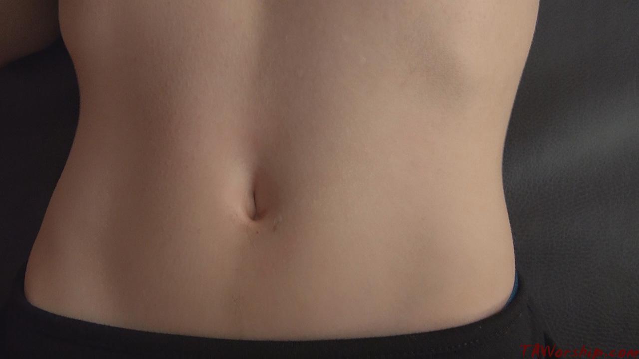 Amy Faye's Belly Button | Scrolller