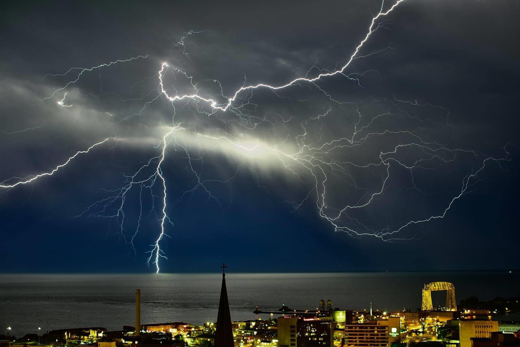 An awesome shot of this week’s lightning storm (📸 Danielle Thralow) | Scrolller