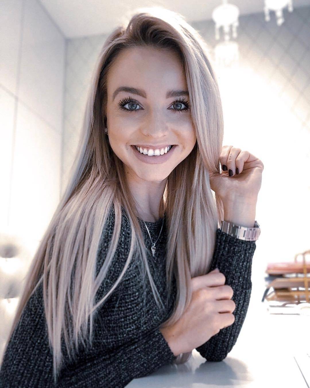 Andrea B. Freunde | Scrolller