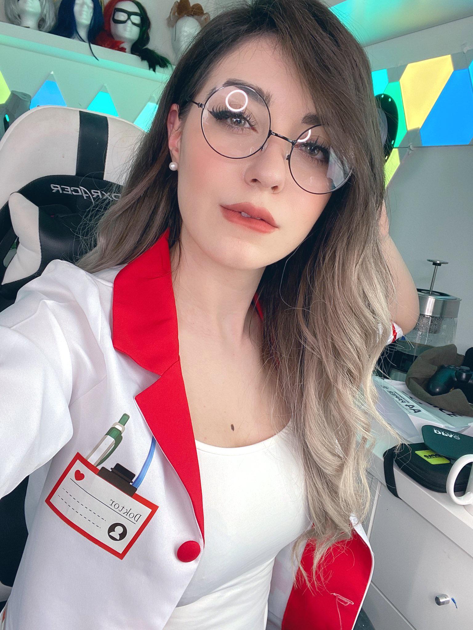 Anni Der Doc 👄 | Scrolller