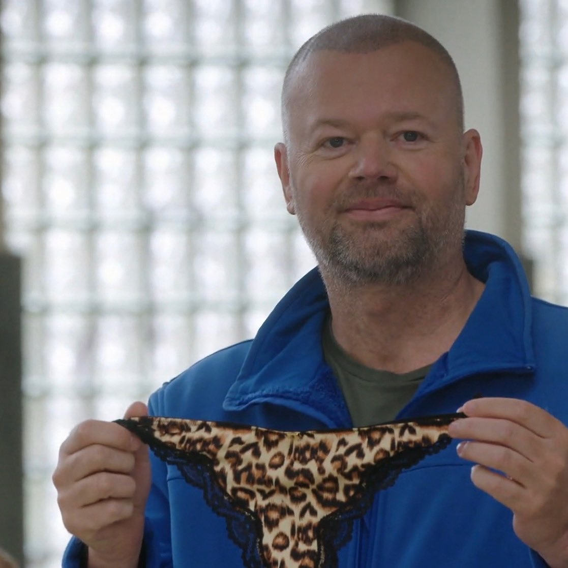 Another banging picture of Barney | Scrolller