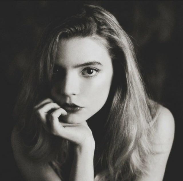 Anya Taylor Joy Scrolller