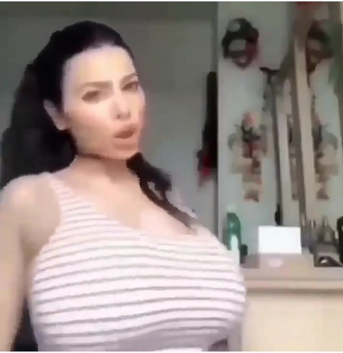 Anybody know her @ | Scrolller