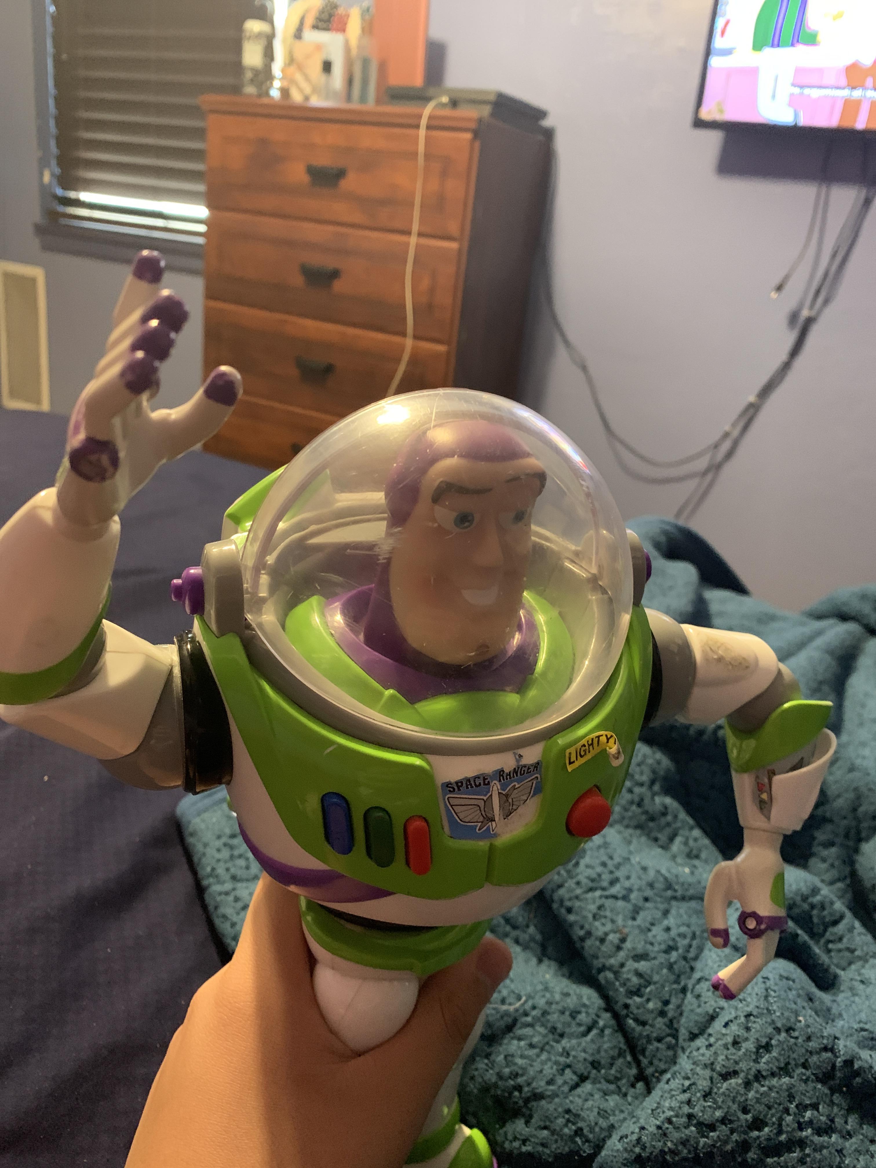 Anyone know if I can remove the helmet off this buzz | Scrolller