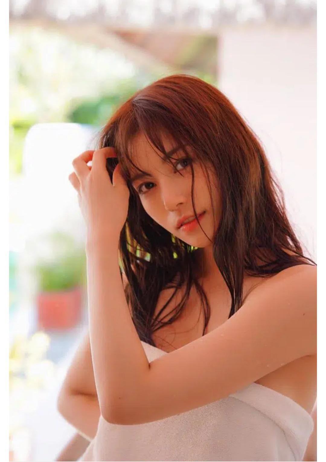 Anyone know the name of this actress? | Scrolller