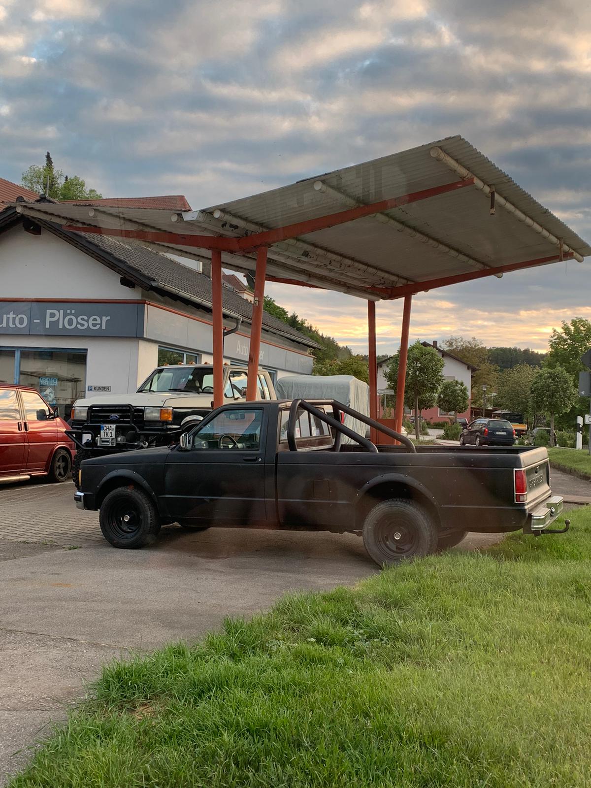 Anyone knows which model this is exactly? | Scrolller