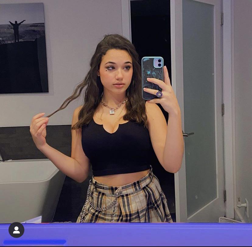 Anyone else love worshipping tik tok girls? Who is your favorite? Kik me and let’s chat ...