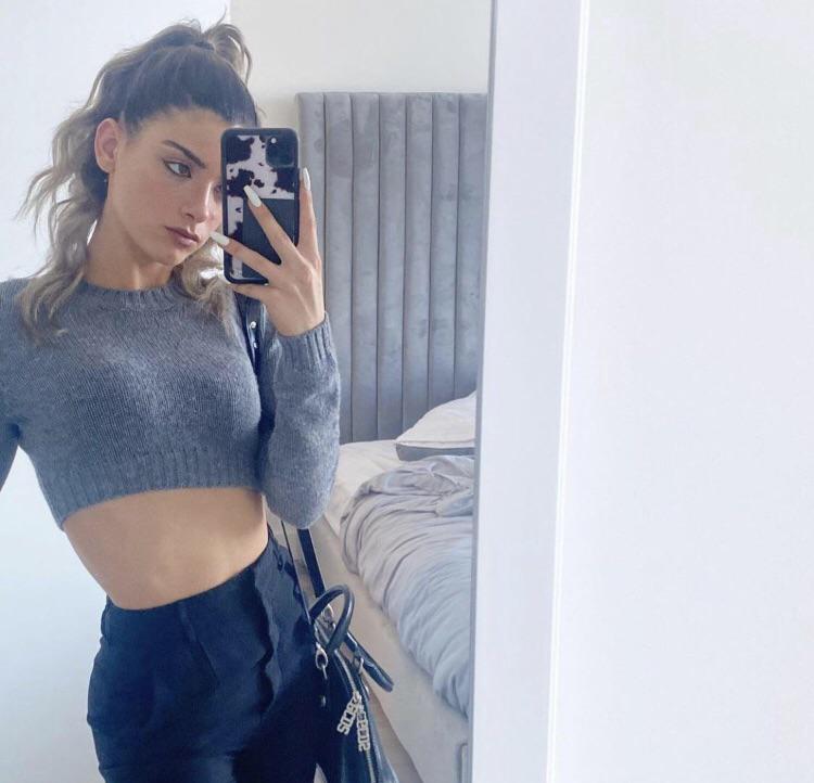 Anyone wanna chat about her ? | Scrolller