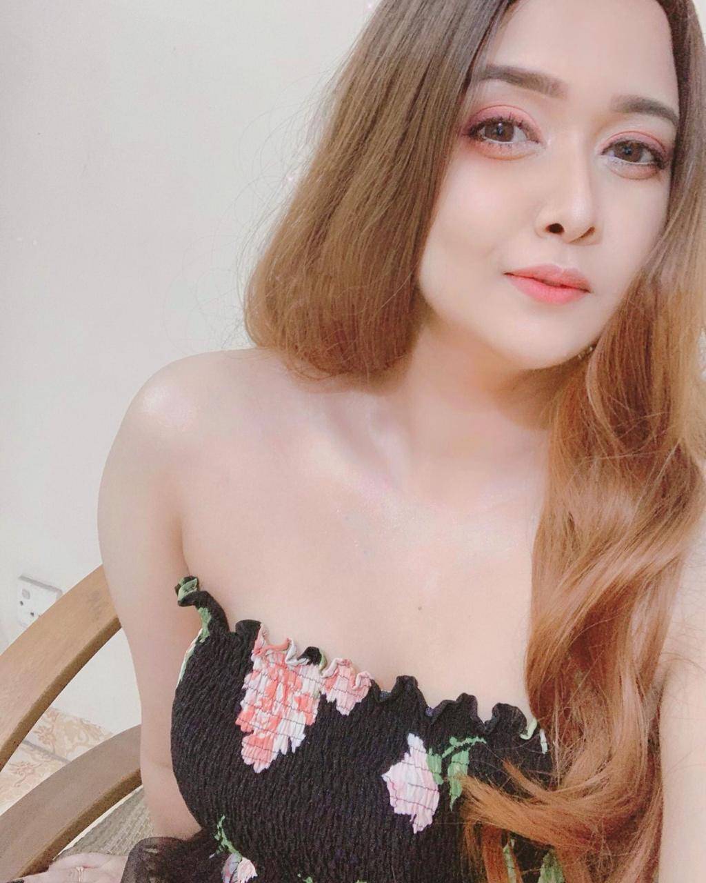 Anything on her? Heard she has a lot of boyfriends. Someone should've got atleast something. Ig ...