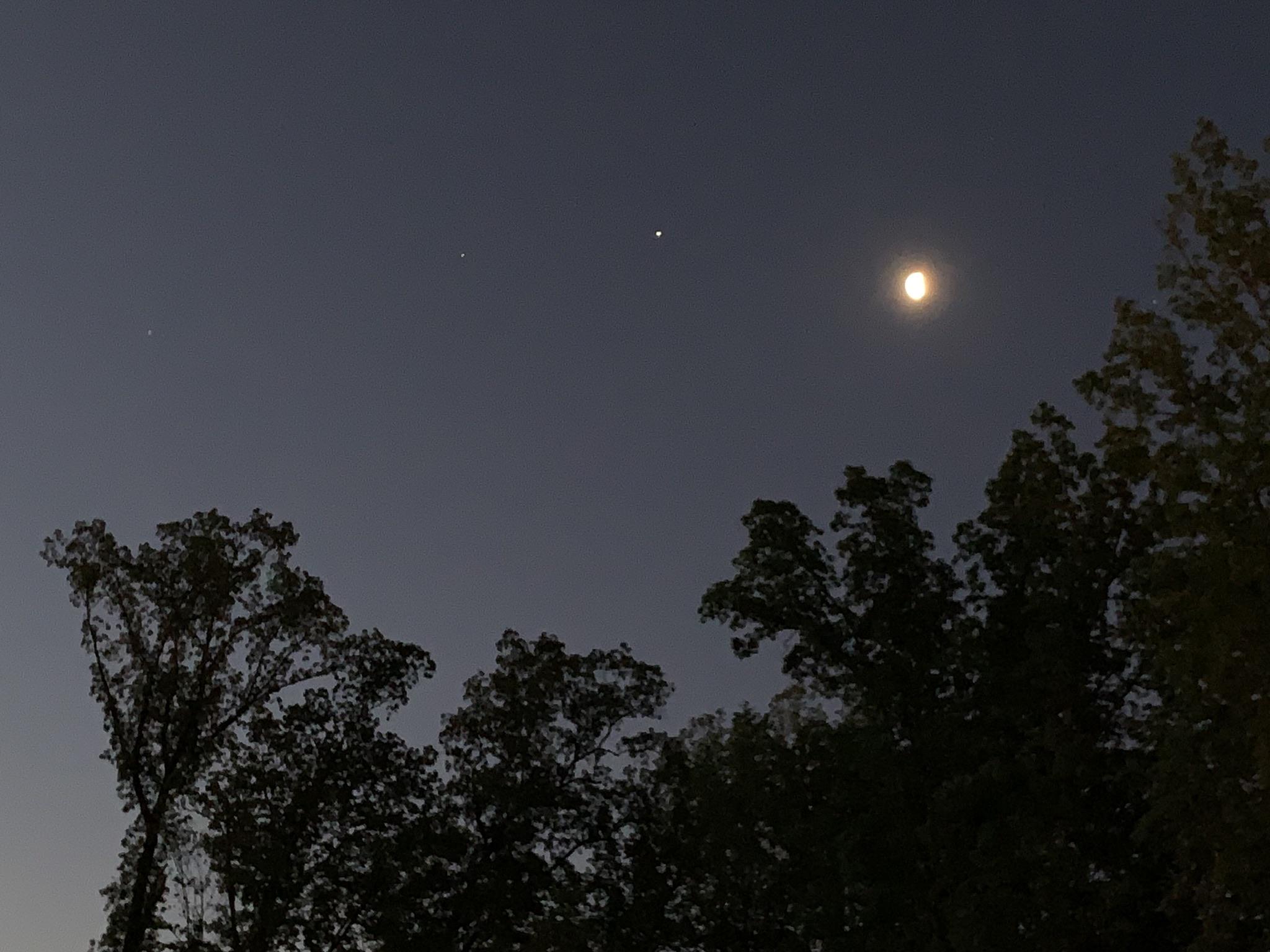 April 14, 2020 - Mars, Saturn, Jupiter, and Moon all aligned | Scrolller