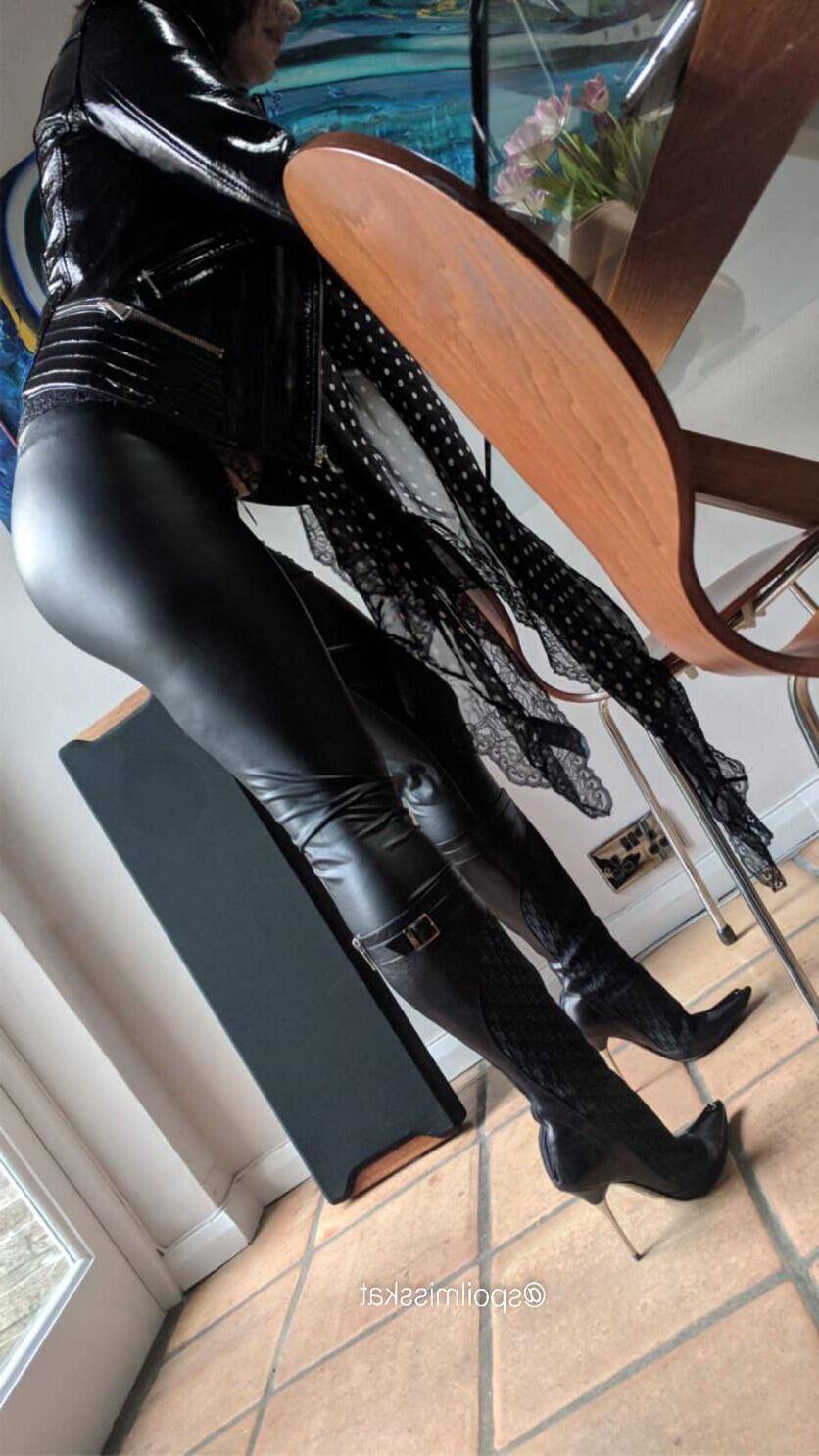 Are you a fan of shiny leather leggings combined with leather jackets? 😼 - 𝗥𝗲𝗰𝗼𝗿𝗱 𝗰𝗮𝗺 𝗴𝗶𝗿𝗹𝘀 ...