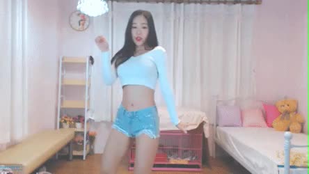 Ari's suggestive hand gestures | Scrolller