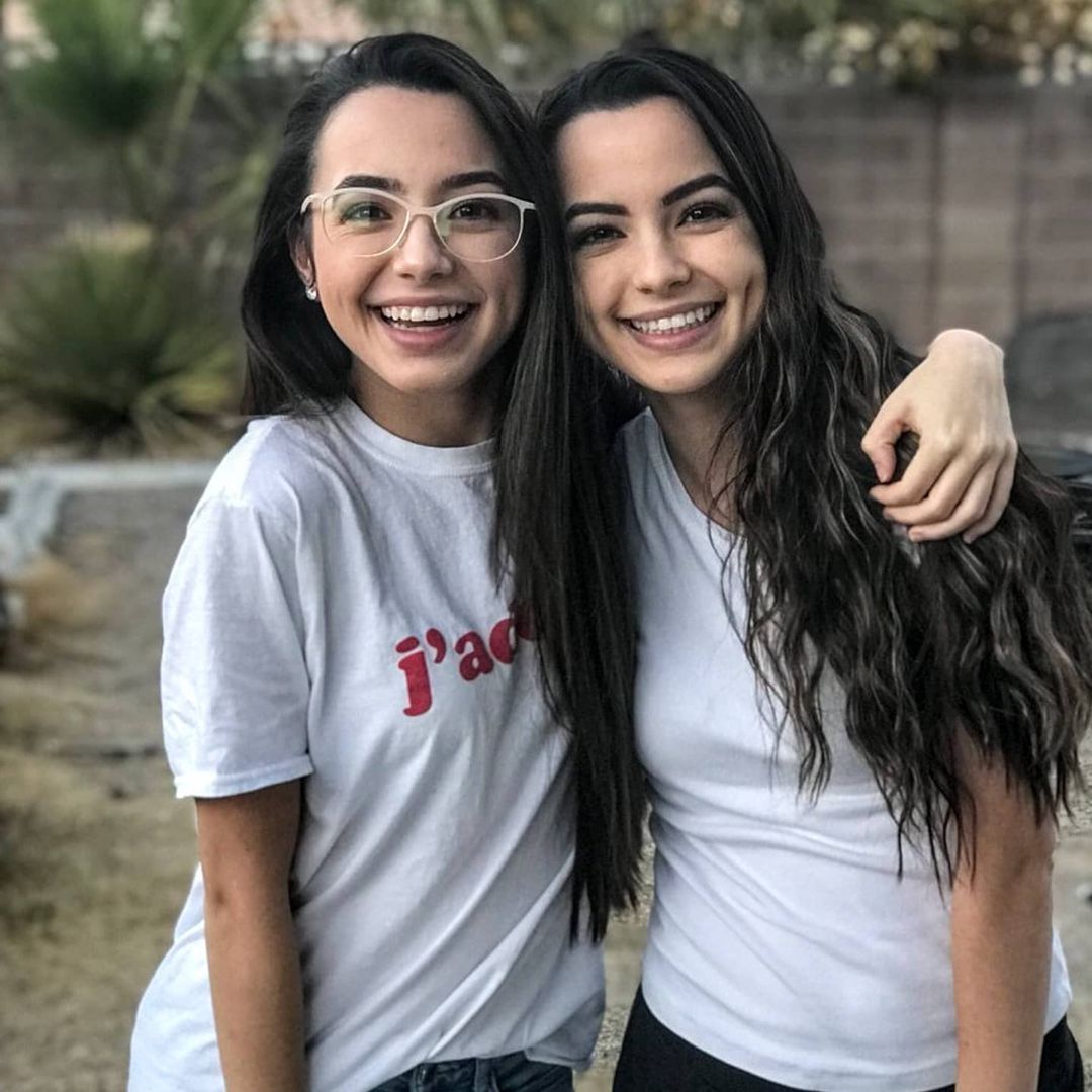 Arm over shoulder pic | Scrolller