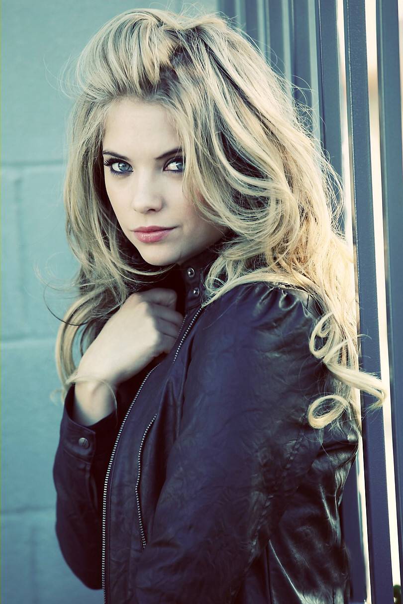 Ashley In Leather Scrolller