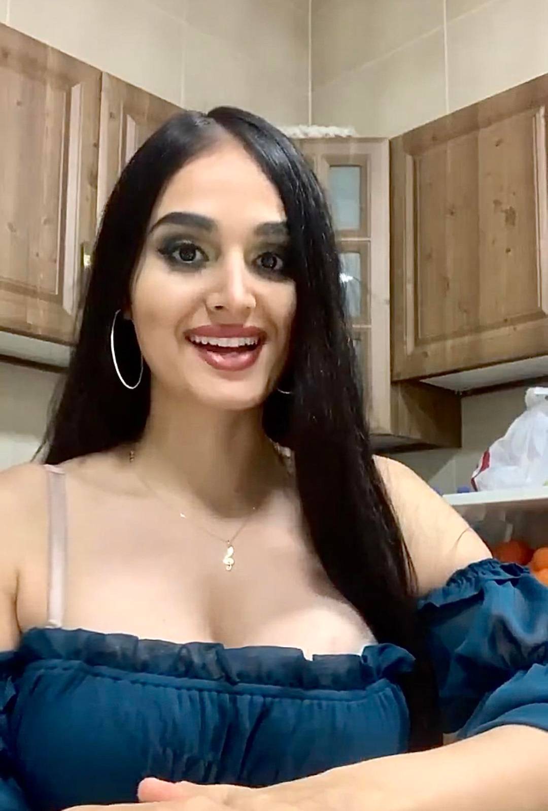 At this point she started acknowledging her Snapchat , Insta viewer count increase 😈. Thanks ...