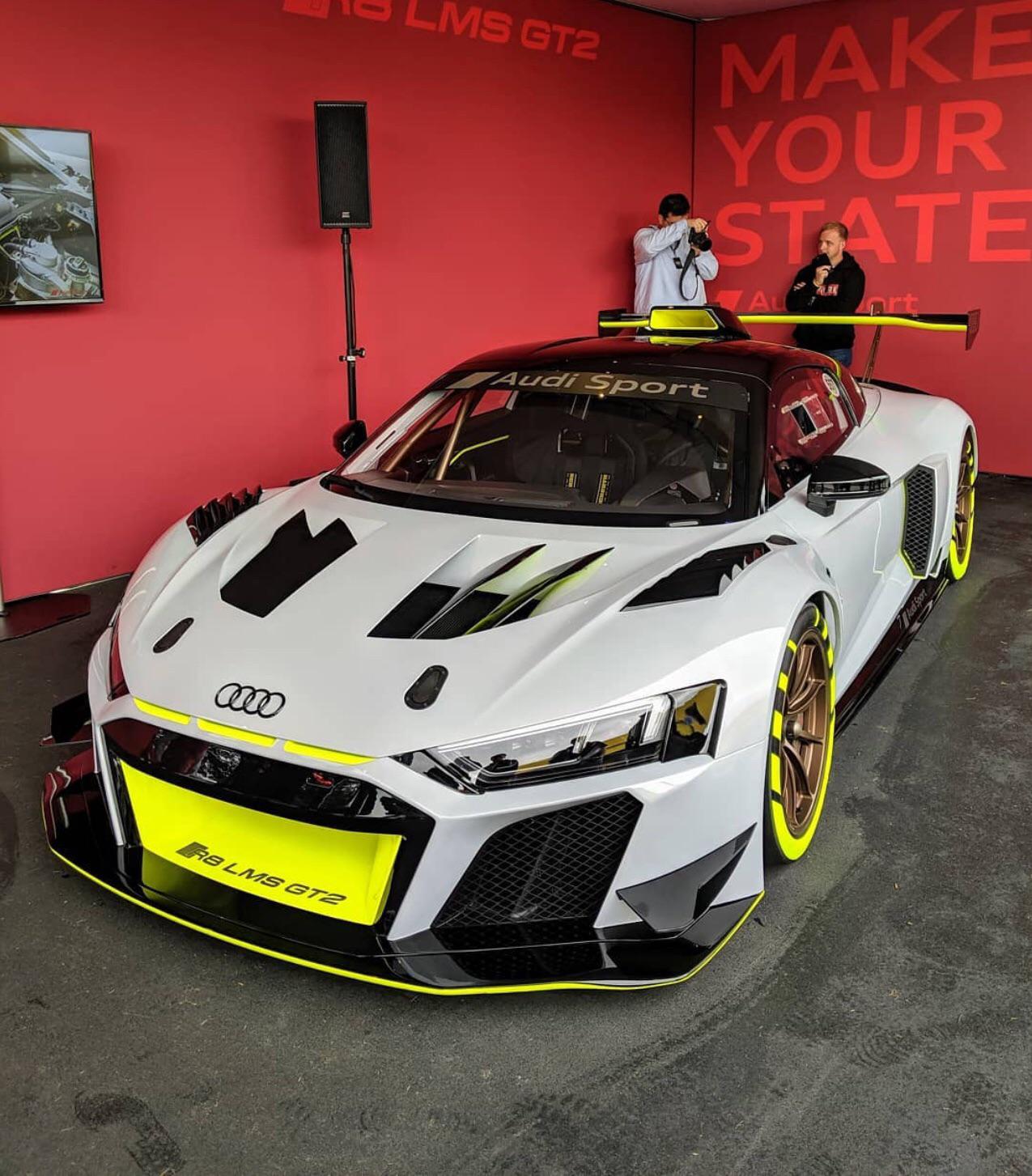 Audi R8 LMS GT2 | Scrolller