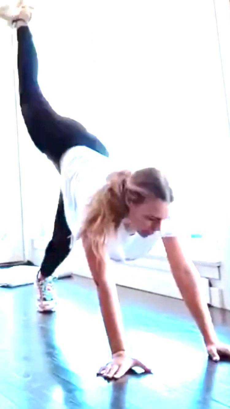 Aus ihrer insta story... schade das der bh so gut sitzt | Scrolller