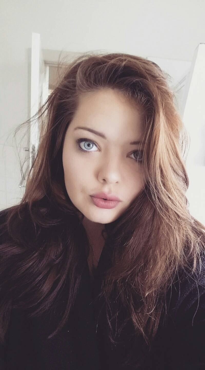 Aussie's do it better. And by 'it', I mean take selfies. | Scrolller