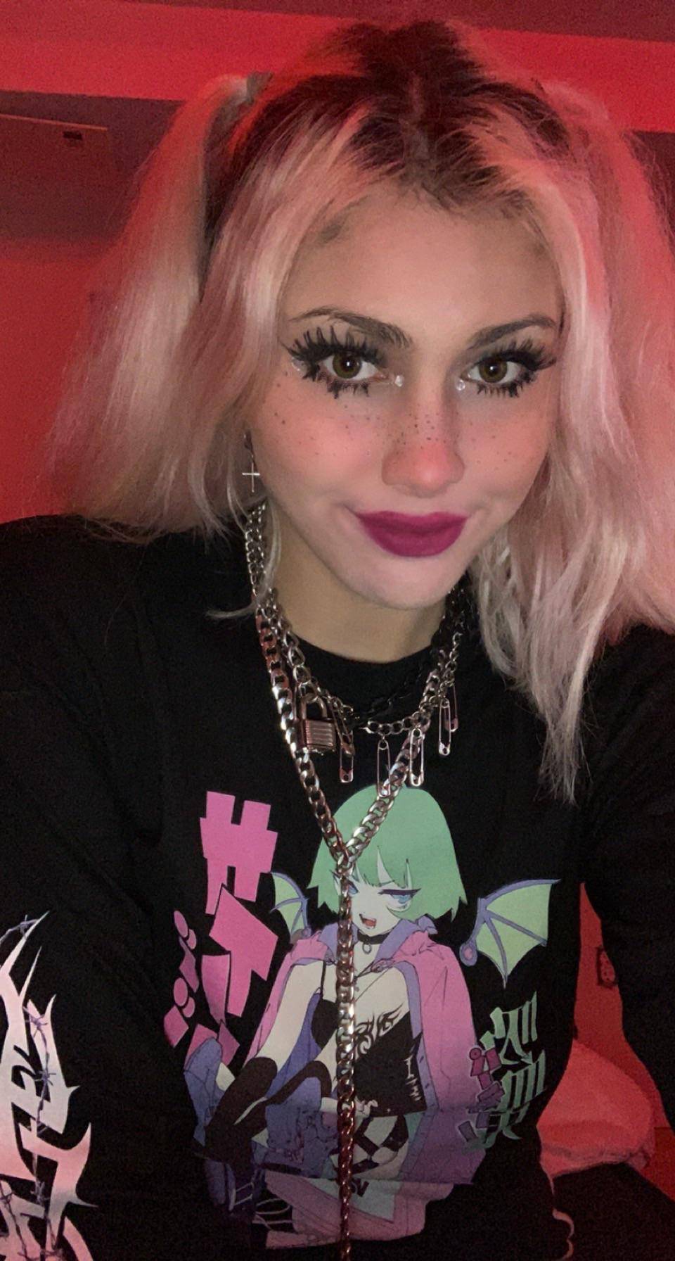 Awkward Looking Egirl ｡ﾟ ﾟ´ω`ﾟ ﾟ｡ Scrolller