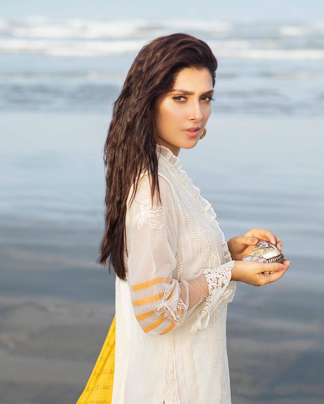 Ayeza Khan | Scrolller