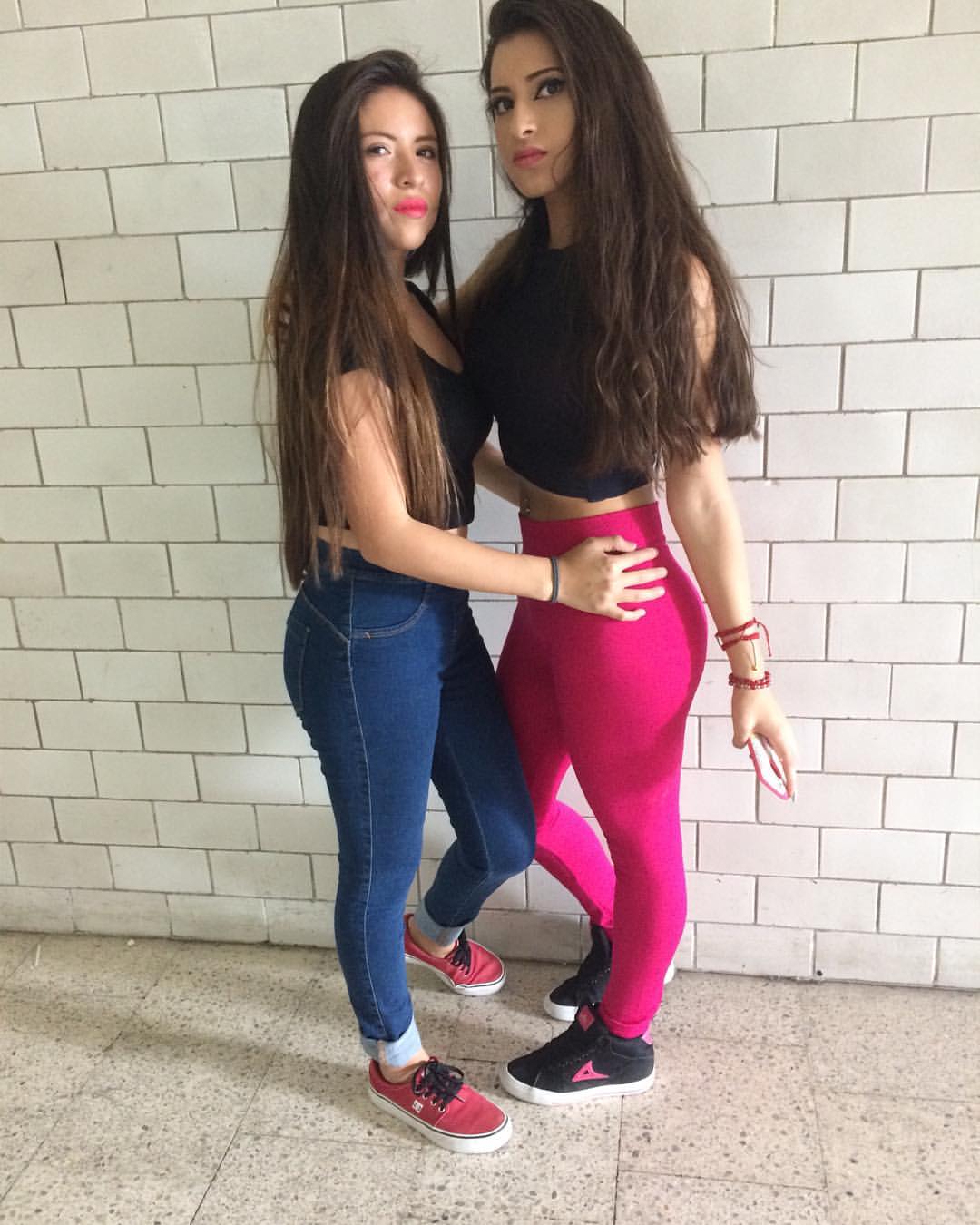 Algun buen hombre que comparta material de estas bellezas, son de un Bacho me parece... y están ...