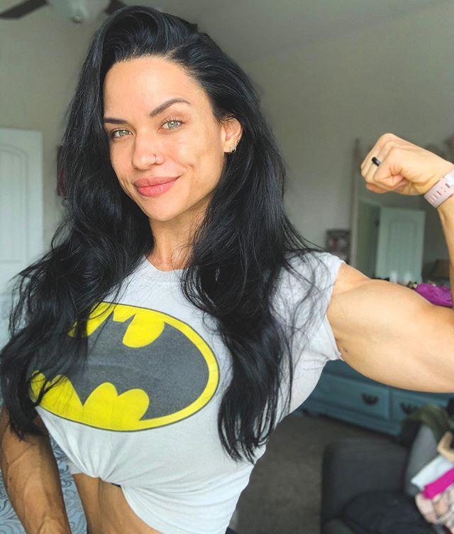 Bíceps - Batgirl - Renee Enos | Scrolller