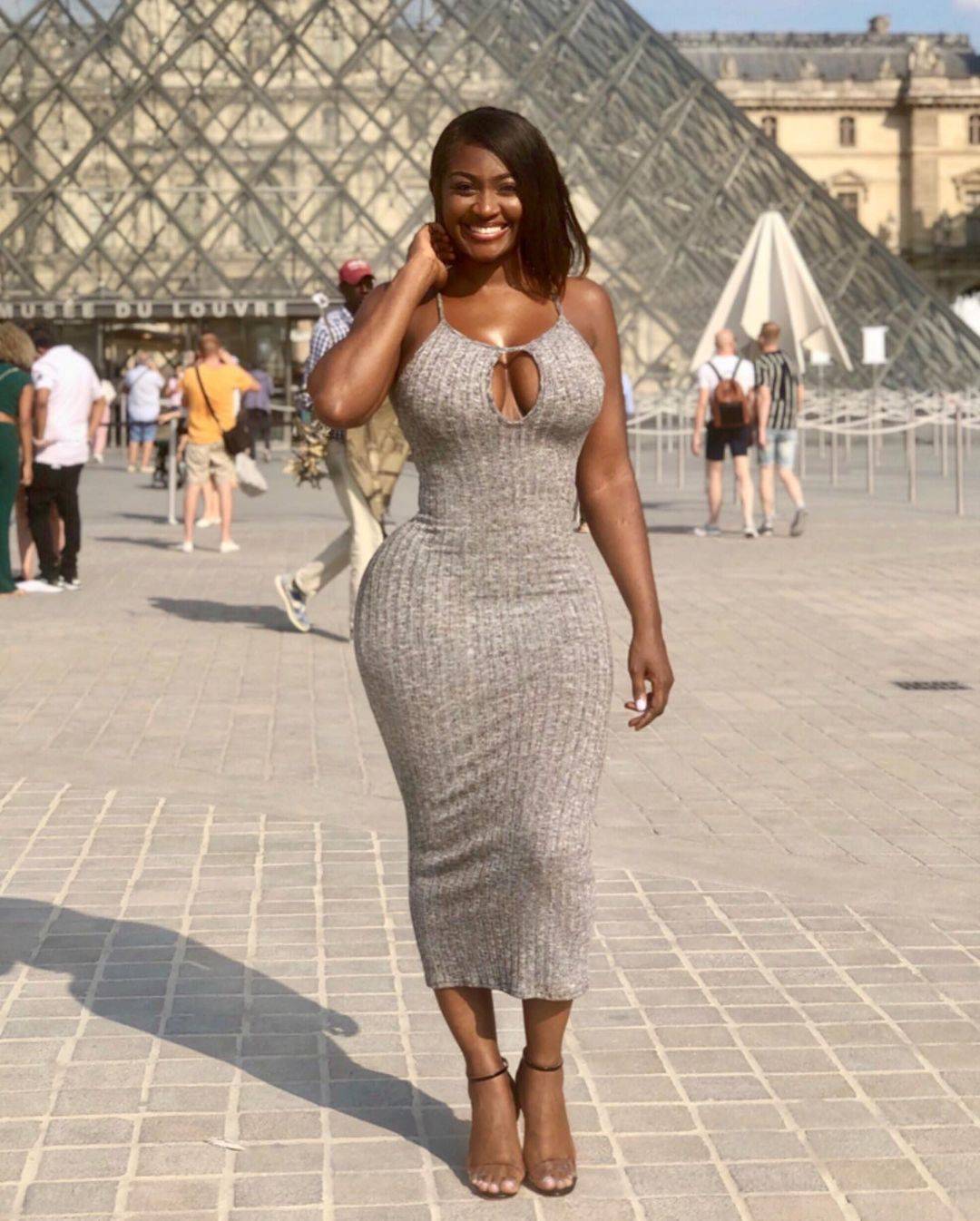 Babeth Lando | Scrolller