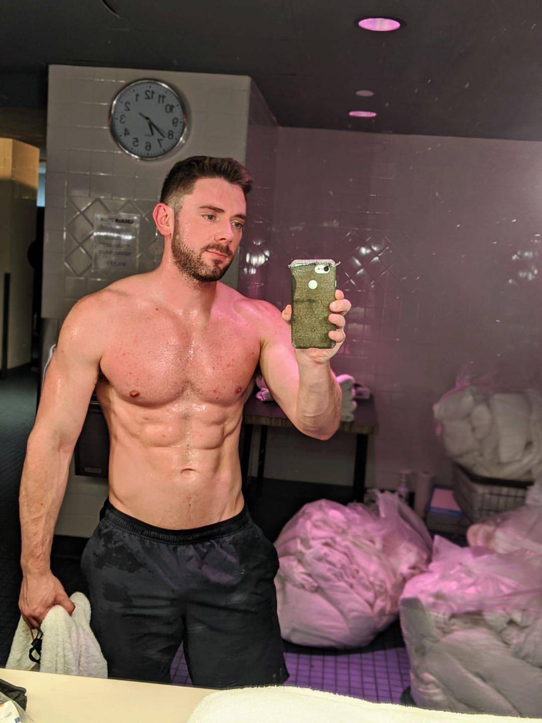 Back at my favorite gym mirror. Did chest and abs. | Scrolller