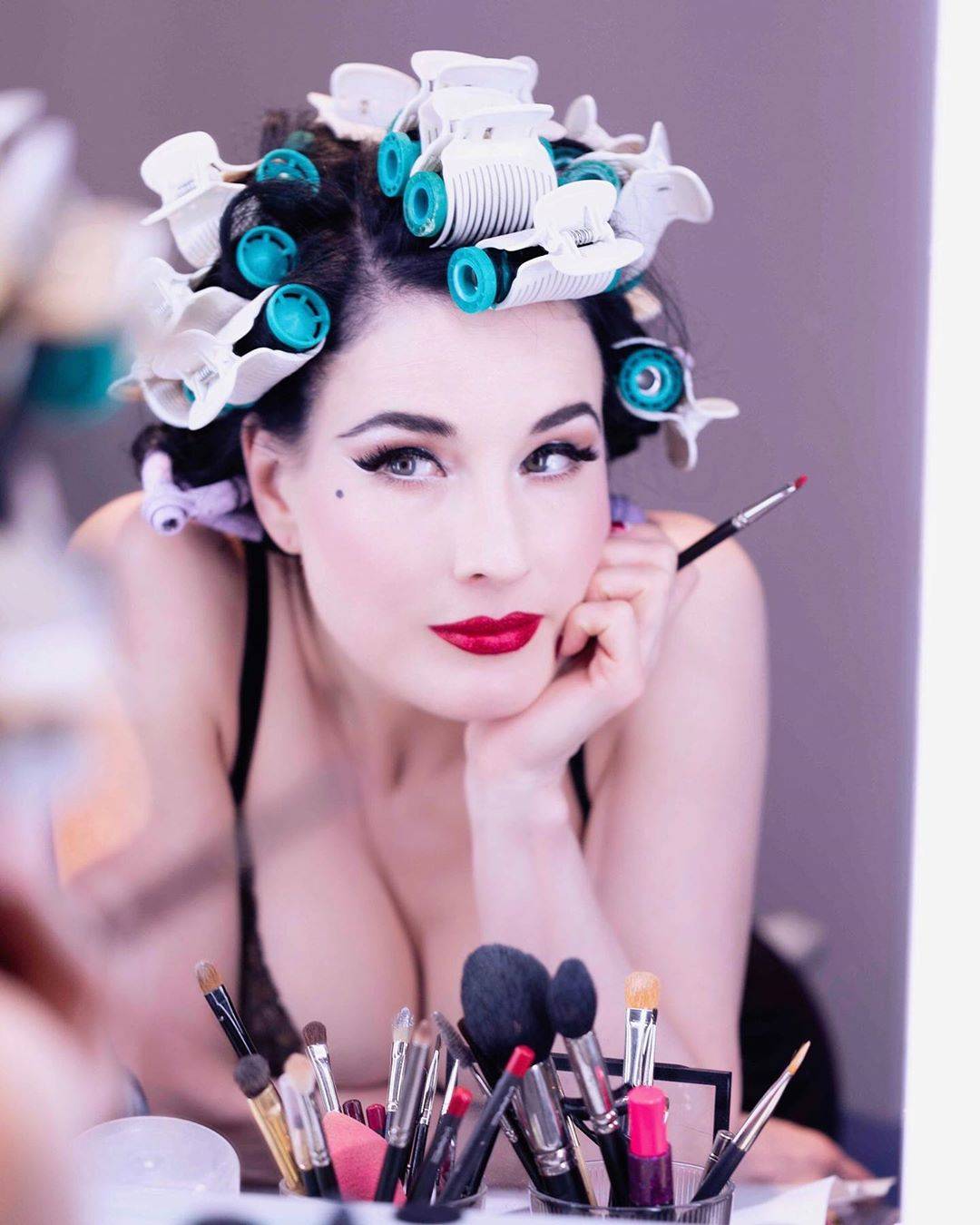 Backstage | Scrolller