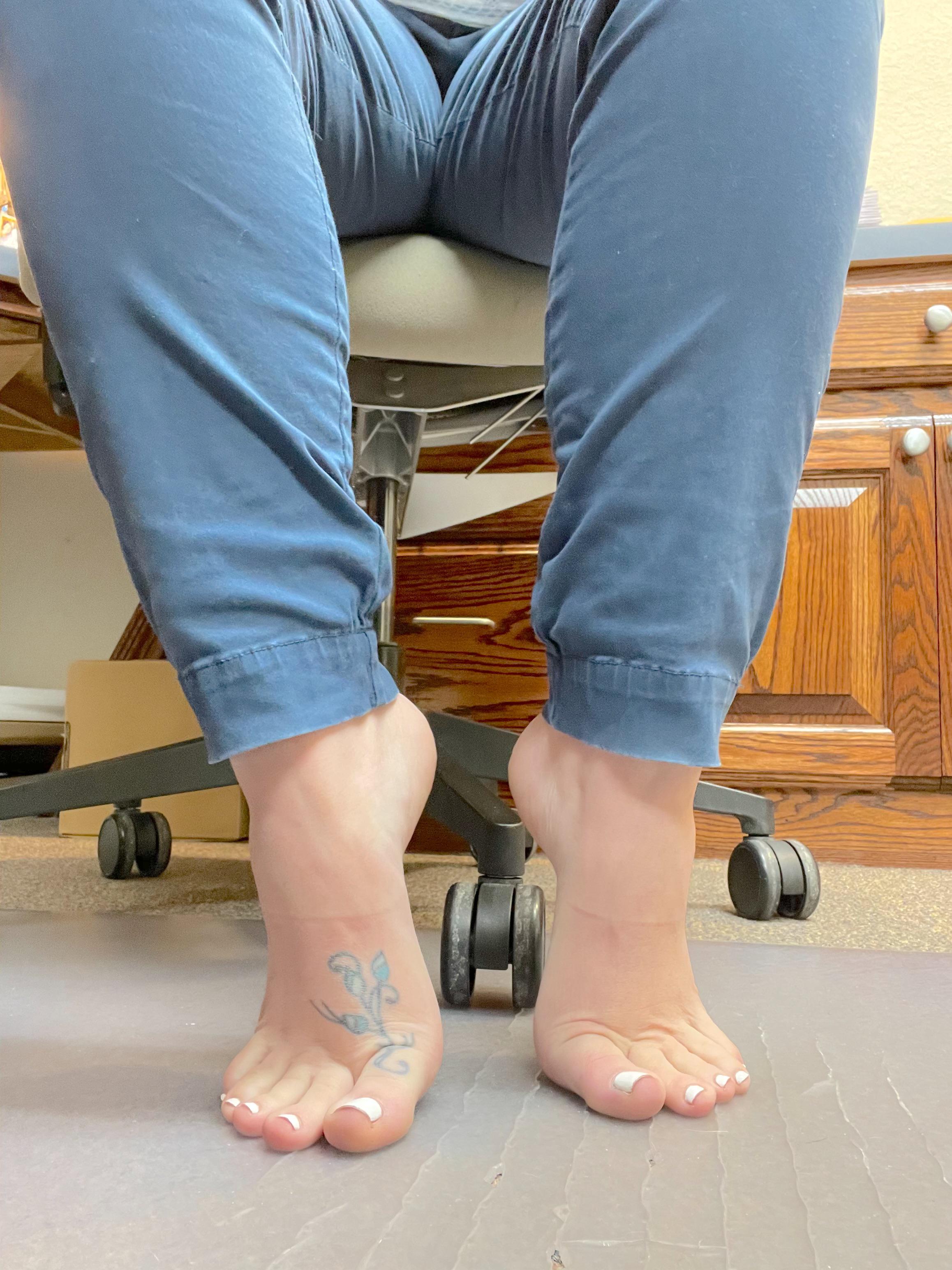 Barefoot and bored at work | Scrolller