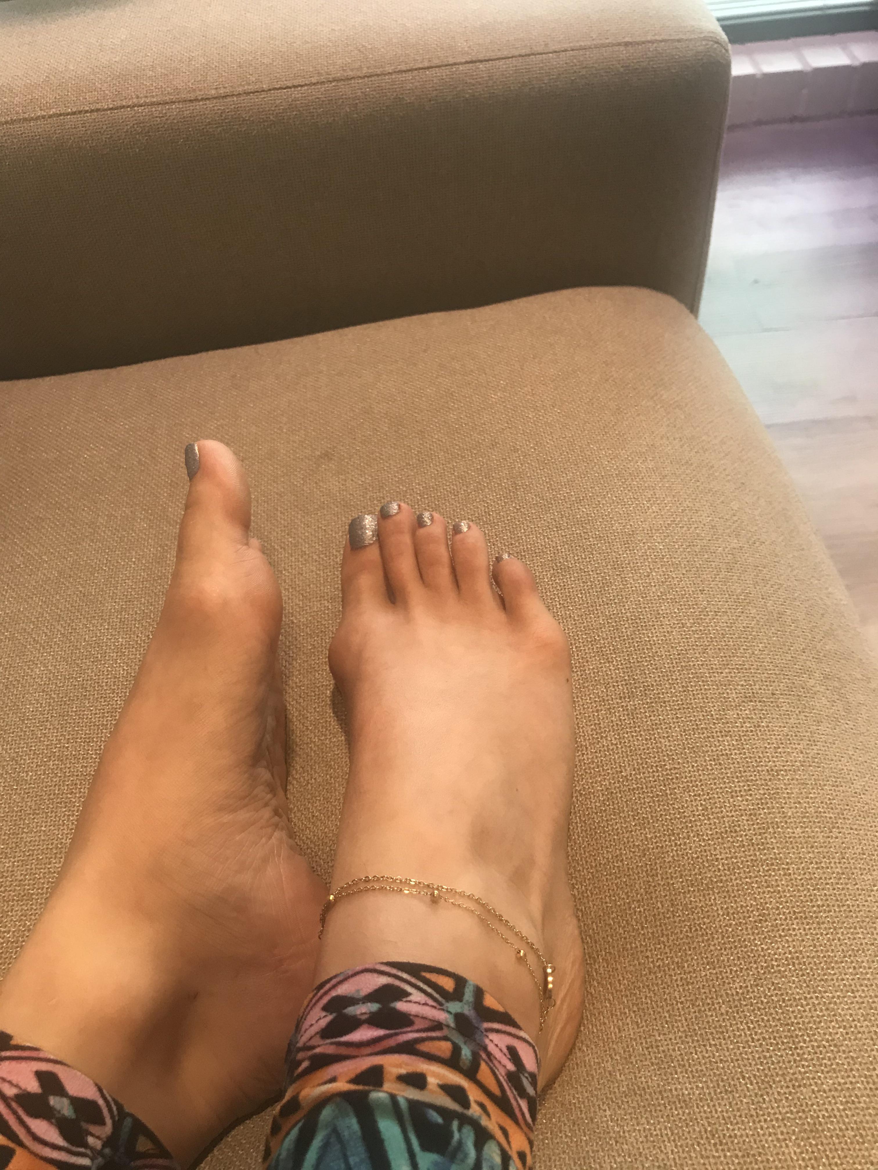 Barefoot in the waiting room | Scrolller